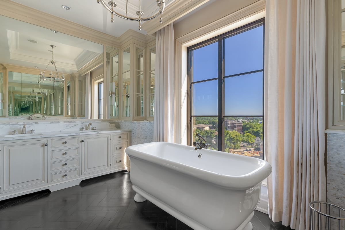 Stunning Home At The St Regis Buckhead - Buckhead
