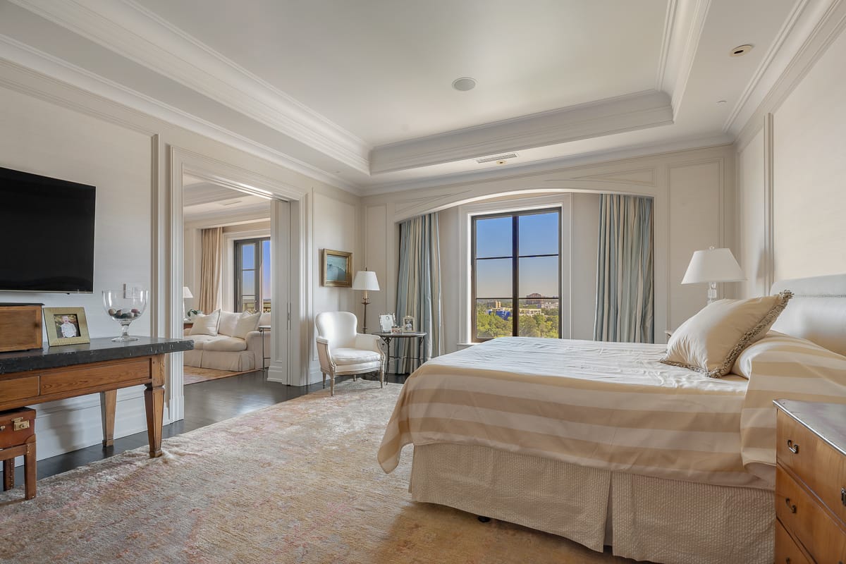 Stunning Home At The St Regis Buckhead - Buckhead